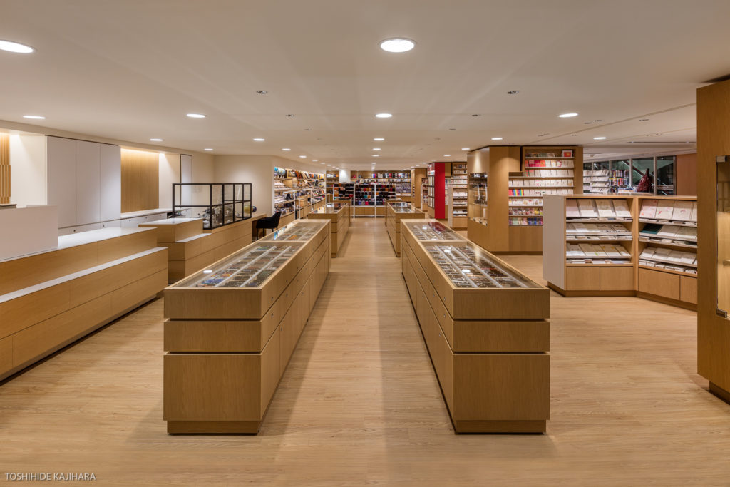 伊東屋横浜店のデザイン事例・写真 | 建築設計・内装・インテリアのANALOG（アナログ）